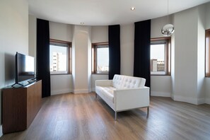 1 quarto, frigobar, cofres nos quartos, escrivaninha