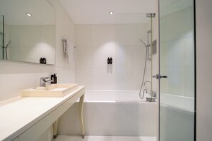 Quarto casal | Banheiro | Produtos de toalete grátis, secador de cabelo, toalhas de banho 