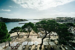 Quarto duplo, sacada, vista para o mar | Praia | Na praia, areia branca, espreguiçadeiras, guarda-sóis