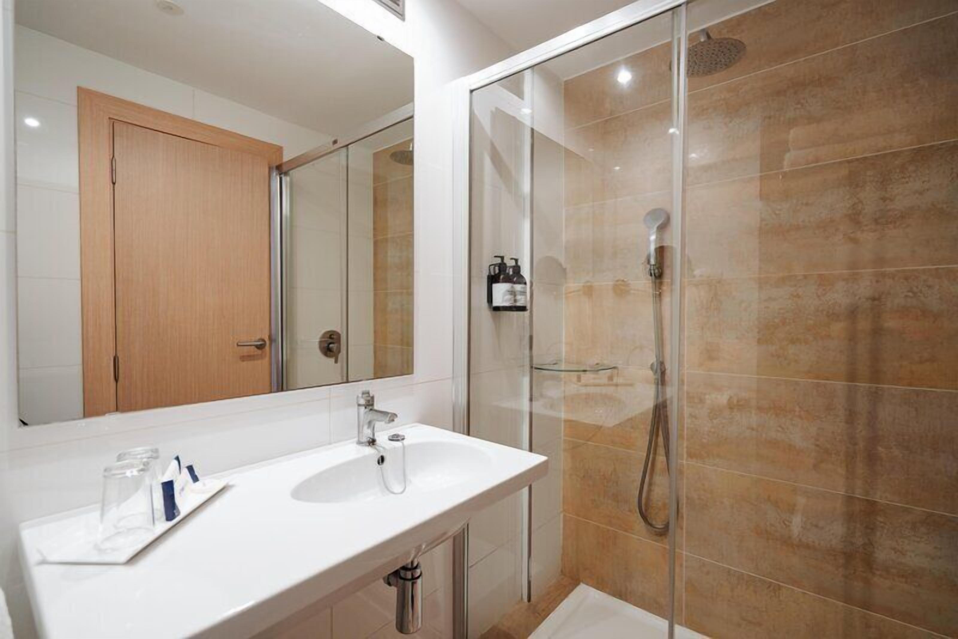 Quarto Individual, varanda | Casa de banho | Artigos de higiene pessoal grátis, um secador de cabelo 