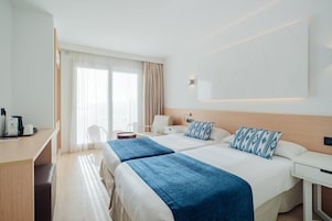 Quarto duplo standard, sacada | Escrivaninha, cortinas blackout, Wi-Fi de cortesia, roupa de cama