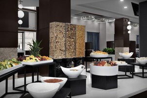 Café da manhã feito na hora grátis todos os dias