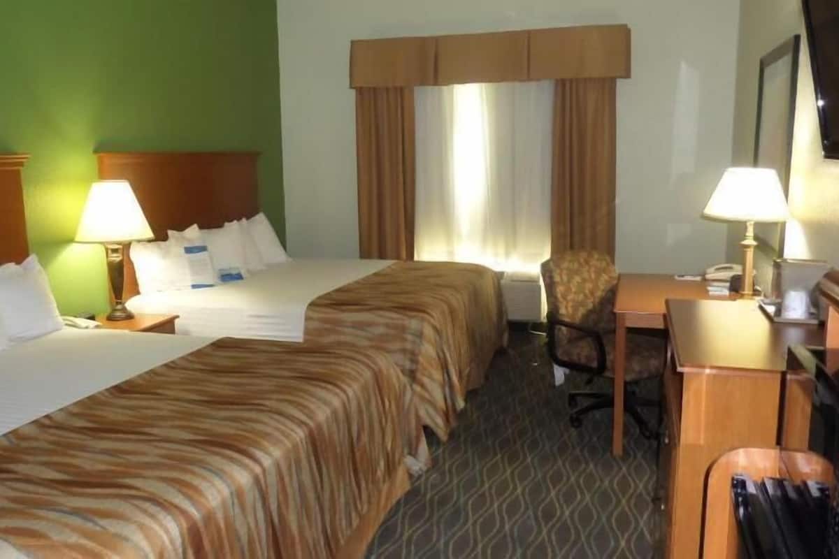 Cofres nos quartos, escrivaninha, espaço de trabalho para notebook