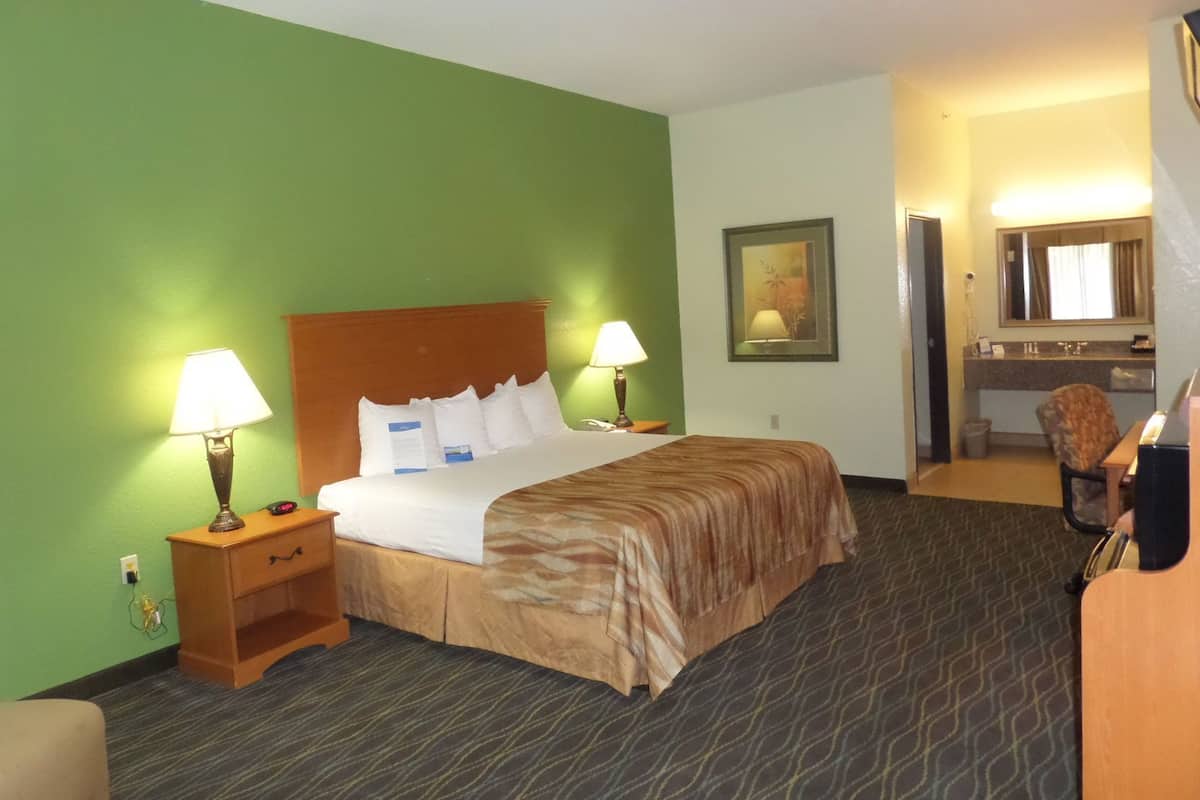 Cofres nos quartos, escrivaninha, espaço de trabalho para notebook