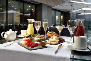 Serve almoços e jantares 