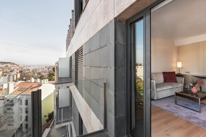 Apartamento moderno com vista para a cidade, grandes janelas e decoração minimalista.