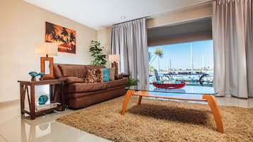 Villa Deluxe, 3 quartos, não fumadores, banheira de hidromassagem grande | Sala | Televisor de ecrã plano de 42 polegadas com canais por cabo