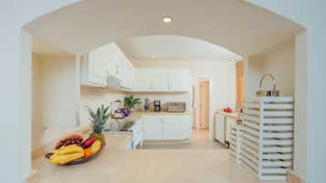 Villa Deluxe, 3 quartos, não fumadores, banheira de hidromassagem grande | Cozinha privada | Um frigorífico/congelador grande, um micro-ondas, um forno