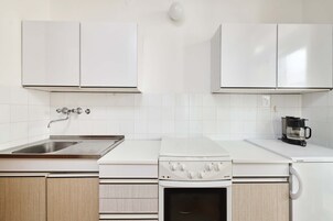 Apartamento Clássico (for 4 persons) | Kitchenette privada | Um frigorífico/congelador grande, uma placa de cozinha
