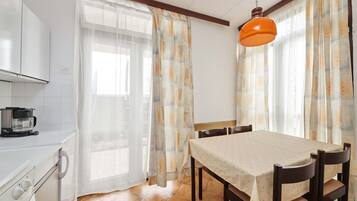 Apartamento Clássico (for 4 persons) | Cozinha privada | Um frigorífico/congelador grande, uma placa de cozinha