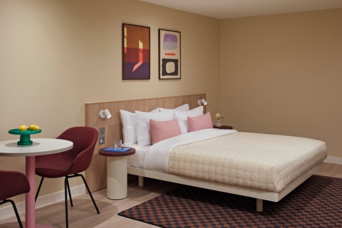Medium Room - Interior | Roupa de alta qualidade, camas de colchão viscoelástico, minibar 