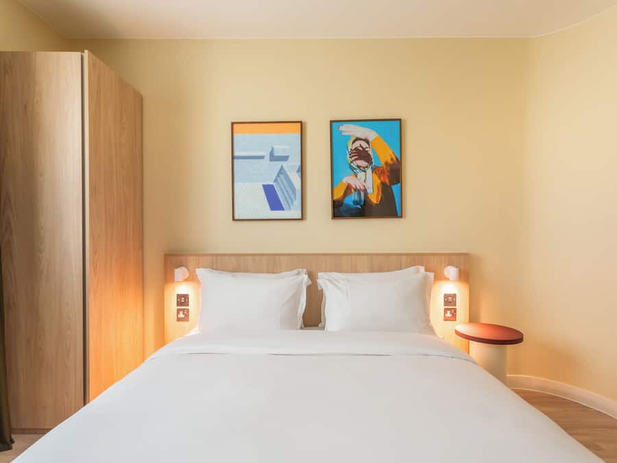 Quarto Standard | Roupa de alta qualidade, camas de colchão viscoelástico, minibar