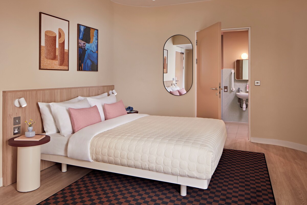 Quarto Standard, adaptado para pessoas com dificuldades de mobilidade | Roupa de alta qualidade, camas de colchão viscoelástico, minibar 