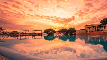 Piscina externa sazonal, funciona das 8h às 20h, guarda-sóis