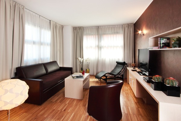 apartamento quarto quádruplo em residência | Sala | Televisor LCD de 30 polegadas com canais digitais, filmes pagos
