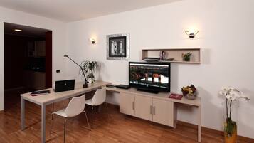 apartamento quarto quádruplo em residência | Sala de estar | Televisor LCD de 30 polegadas com canais digitais, filmes pagos