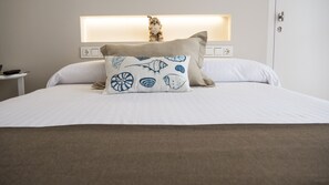 Quarto Básico (2 Adults) | Cofre no quarto, cortinas/cortinados opacos, quartos insonorizados 