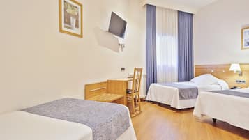 Quarto Triplo | Cofre no quarto, secretária, cortinas/cortinados opacos