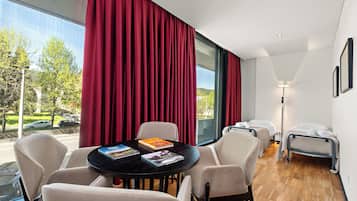Quarto Familiar (2 Adults + 2 Children) | Minibar, cofre no quarto, quartos insonorizados, Wi-fi grátis