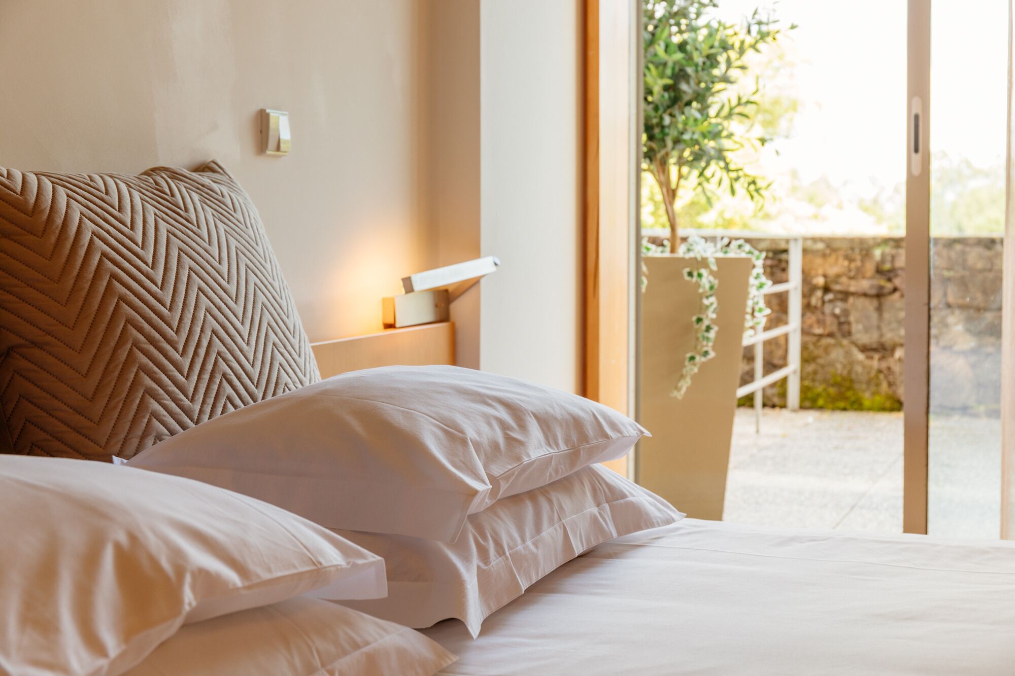 Golf View Terrace | Minibar, cofre no quarto, secretária, cortinas/cortinados opacos 
