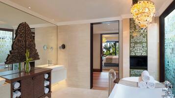 Um polibã e uma banheira separados, uma banheira de imersão total