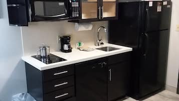 Geladeira grande, micro-ondas, cooktop, lava-louças