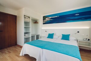 Secretária, roupa de cama fornecida