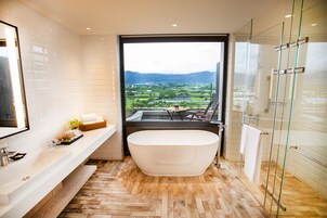 Quarto casal ou duplo luxo | Banheiro | Chuveiro/banheira combinados, secador de cabelo, chinelos