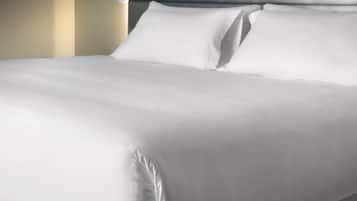 Minibar, cofre no quarto, secretária, cortinas/cortinados opacos