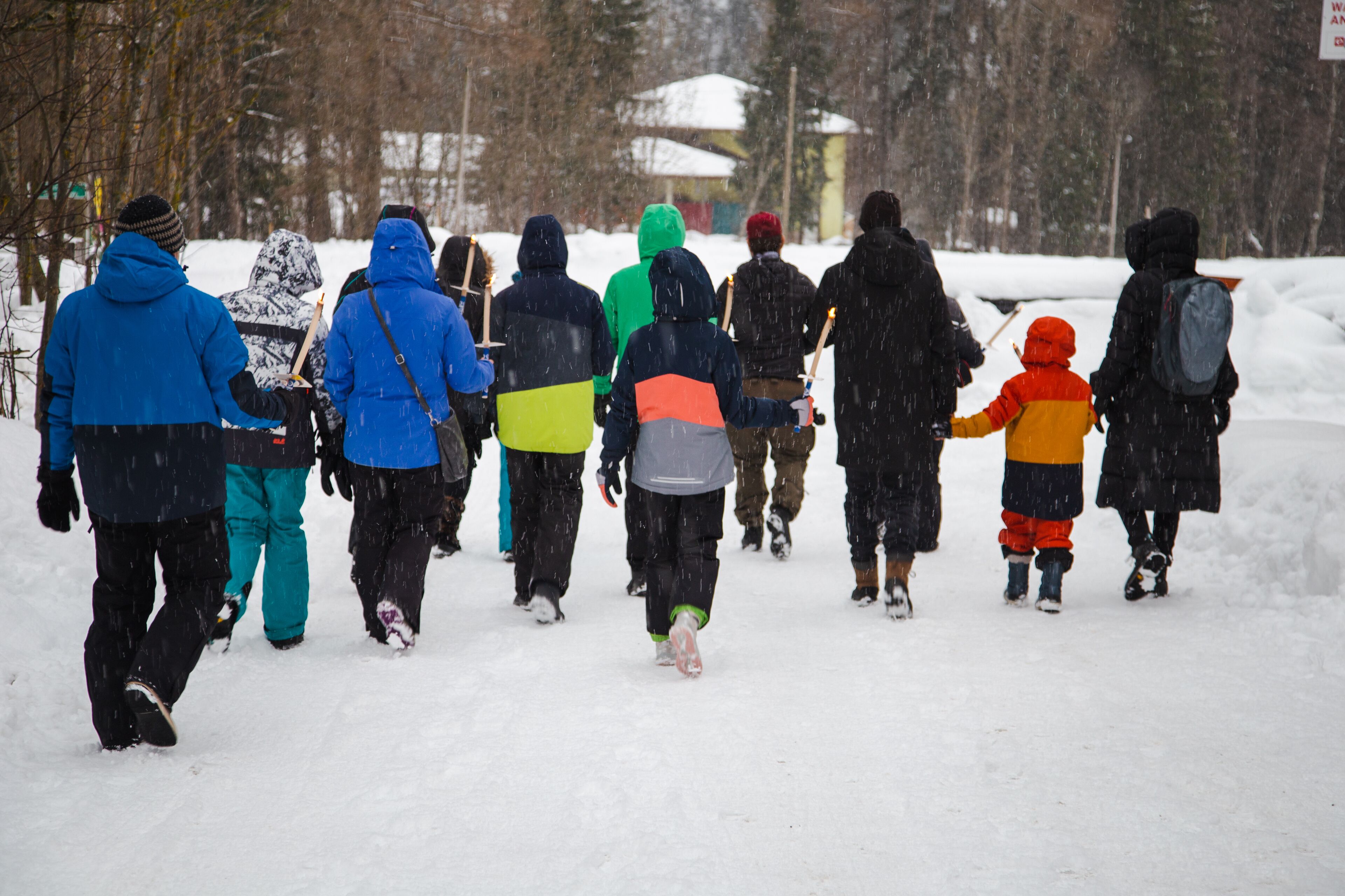 Um grupo de pessoas caminhando na neve.