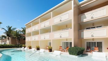Um hotel com área de piscina, várias varandas e mobiliário de exterior.