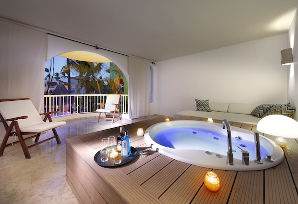Jacuzzi Terrace Suite Beachside | Edredões de penas, minibar grátis, cofre com capacidade para portátil
