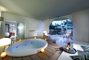Jacuzzi Terrace Suite Beachside | Vista do quarto
