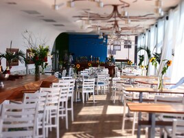 3 bares/lounges, um bar junto à piscina