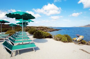 Uma praia privada, espreguiçadeiras, guarda-sóis de praia, snorkel 