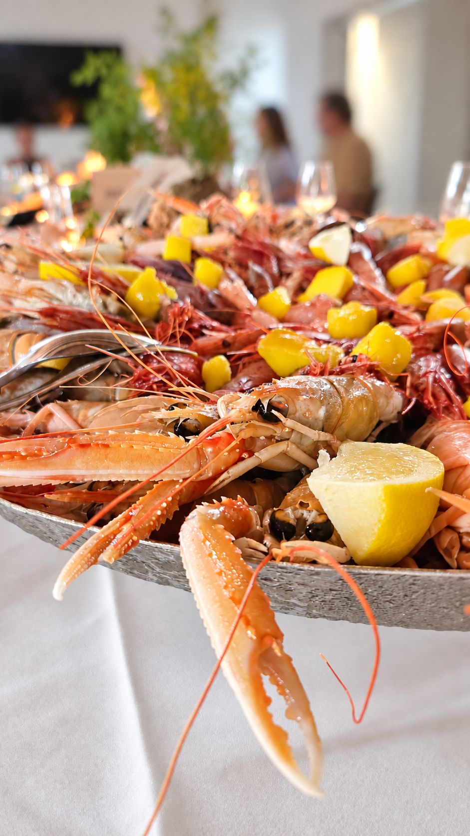 Prato de frutos do mar com diversos mariscos e gomos de limão.