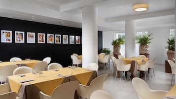 Pequeno-almoço continental diário (15 EUR por pessoa)