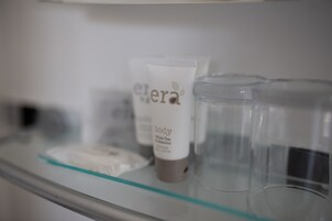 Quarto Duplo ou Twin Superior | Comodidades da casa de banho | Uma combinação polibã/banheira, artigos de higiene pessoal grátis 