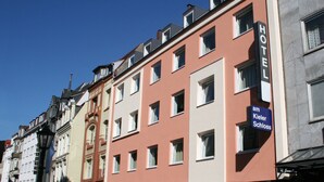 Um hotel com uma placa na fachada que diz 'am Kieiler Schloss'.