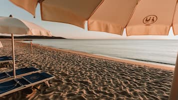 Uma praia privada nas proximidades, espreguiçadeiras