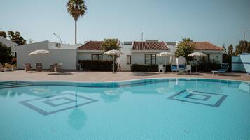 Piscina exterior sazonal, guarda-sóis, espreguiçadeiras