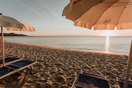 Uma praia privada nas proximidades, espreguiçadeiras . Resort Fior Di Sardegna