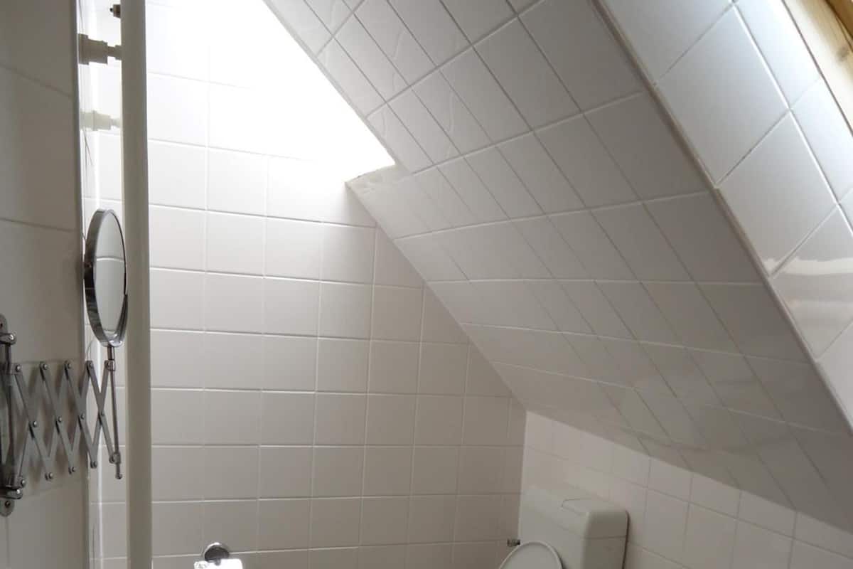 Quarto econômico, 1 cama de solteiro (5th floor, Elevator until 4th) | Banheiro | Produtos de toalete grátis, secador de cabelo, toalhas de banho