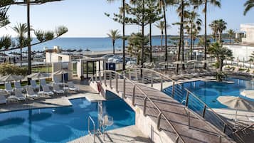 Piscina interna, 2 piscinas externas, guarda-sóis, espreguiçadeiras