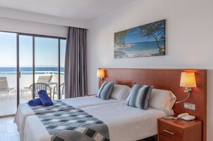 Quarto Duplo, 2 camas individuais, em frente ao mar | Secretária, cortinas/cortinados opacos, Wi-fi, roupa de cama fornecida 