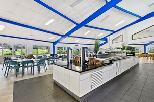 Café da manhã com buffet todos os dias (AUD 28 por pessoa) 
