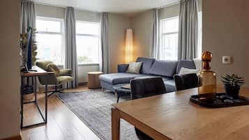 Apartamento, 2 quartos | 1 quarto, minibar, cofre no quarto, cortinas/cortinados opacos