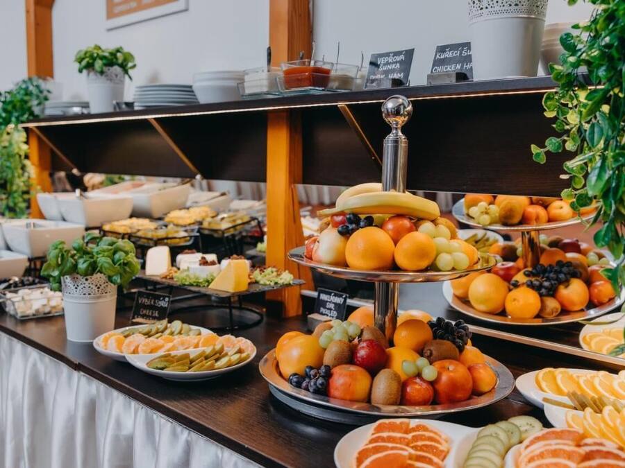 Café da manhã com buffet todos os dias (CZK 300 por pessoa)