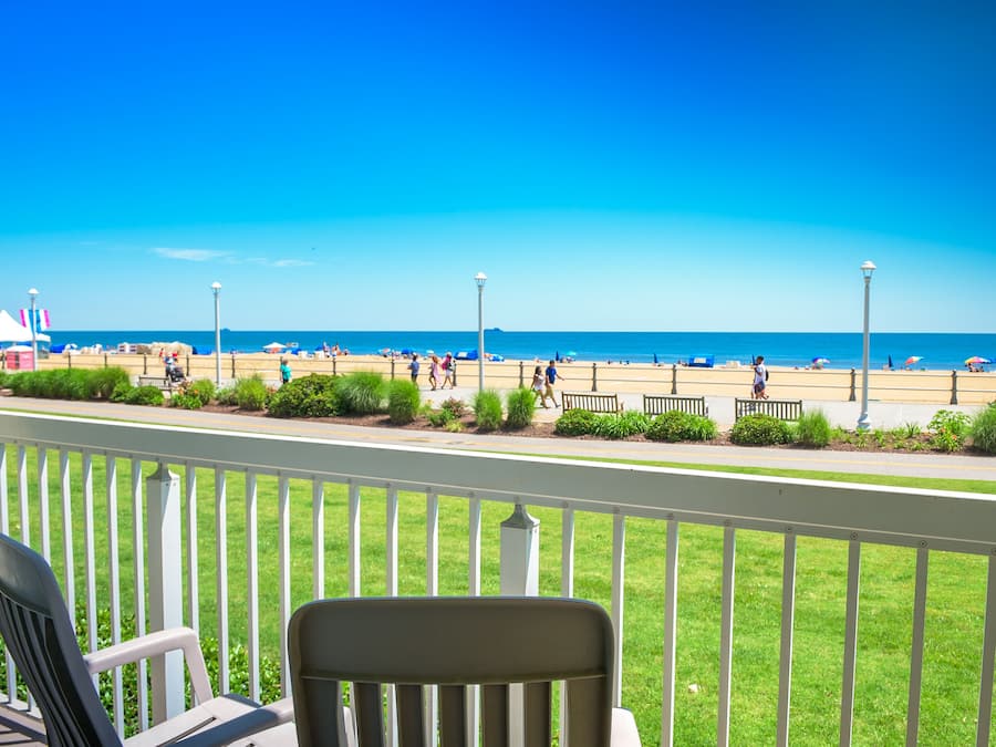 Quarto clássico, 2 camas de casal, sacada, vista para o oceano | Cofres nos quartos, escrivaninha, espaço de trabalho para notebook