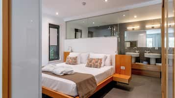 1 quarto, frigobar, cofres nos quartos, escrivaninha